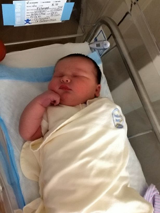 worlds biggest babies born early weighing 14.4lbs and can barely fit on ...