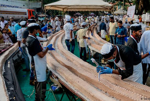 Worlds Longest cake, courtesy 1,500 Kerala bakers, chefs