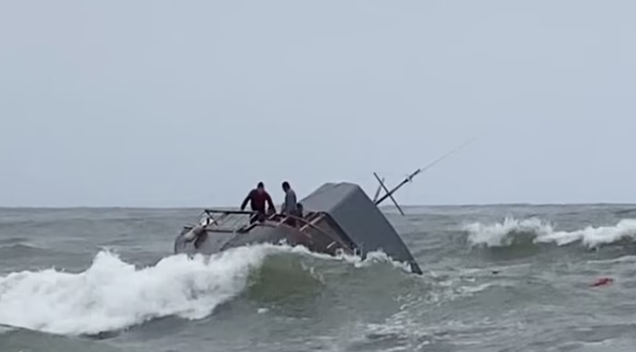 Fishing boat from Malpe capsizes near Bhatkal; all 7 fishermen rescued