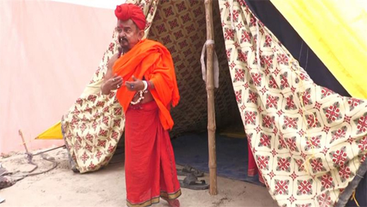 3’8 tall Chhotu Baba is Maha Kumbh attraction. He hasn’t bathed for 32 ...