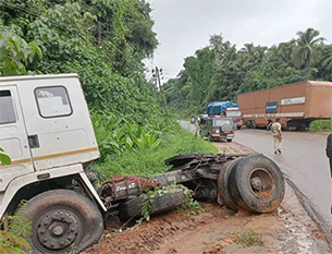 Uppinangady: Container lorry lands in roadside drain