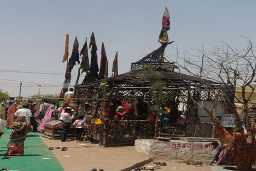 Bullet Raja:A temple where devotees worsship a motorcycle ...