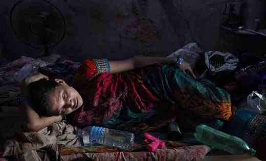 Moment mother meets her baby and surrogate home in Indian surrogacy ...