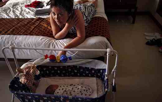 Moment mother meets her baby and surrogate home in Indian surrogacy ...