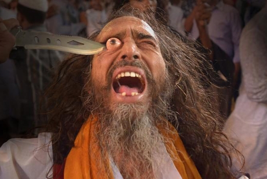 Sufi Muslims perform eye-popping acts at festival in India