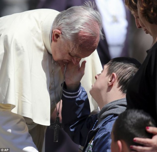 Touching moment Pope blessed a disabled man who hugged him and kissed ...