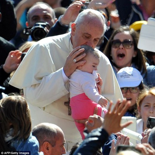 Touching moment Pope blessed a disabled man who hugged him and kissed ...