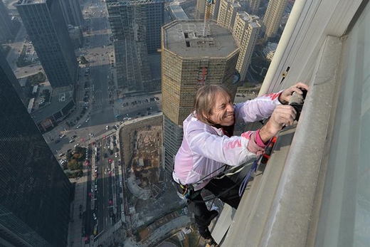 Real-life ’Spiderman’ climbs 1,000ft tall building using his bare hands