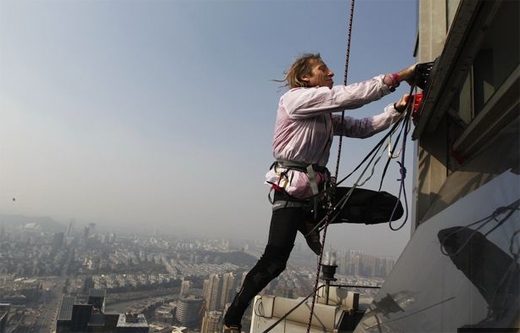 Real-life ’Spiderman’ climbs 1,000ft tall building using his bare hands