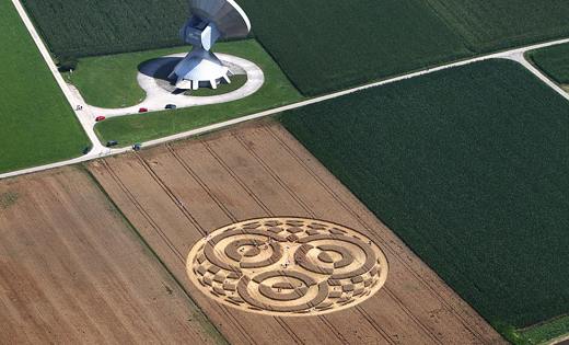 Mysterious crop circle on Bavarian wheat field attracts many